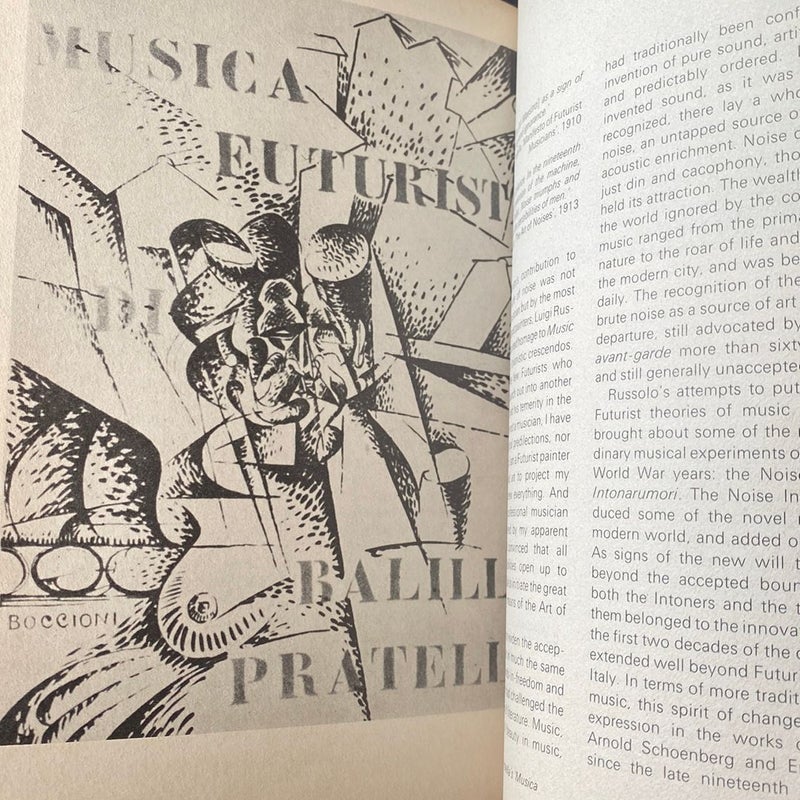 Futurism by Caroline Tisdall, Angelo Bozzola