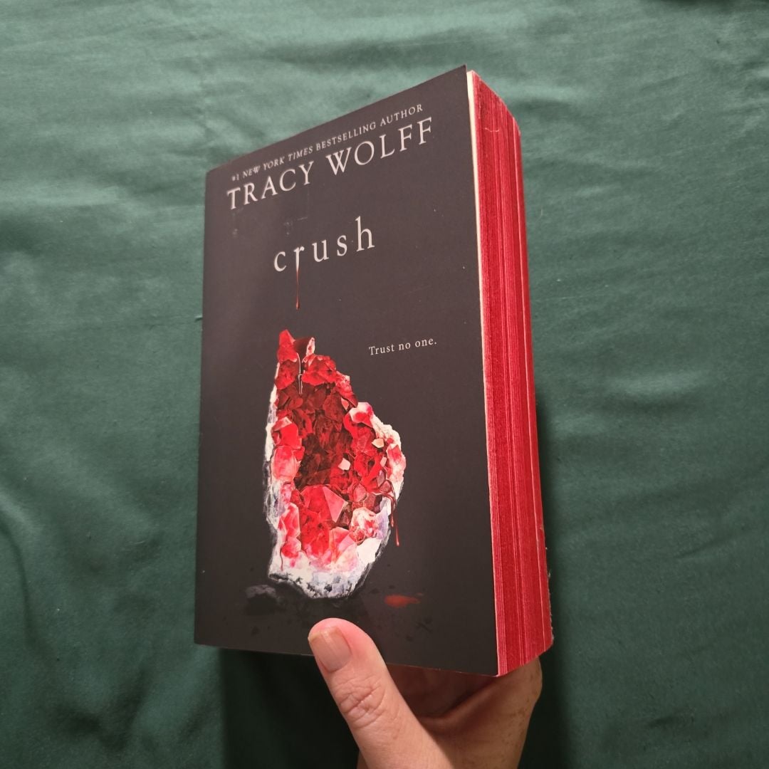 Crush by Tracy Wolff, Paperback | Pangobooks