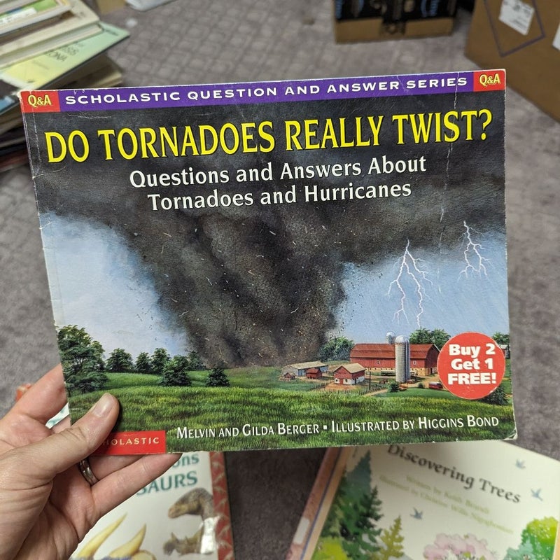 Do Tornadoes Really Twist? by Melvin Berger, Paperback | Pangobooks