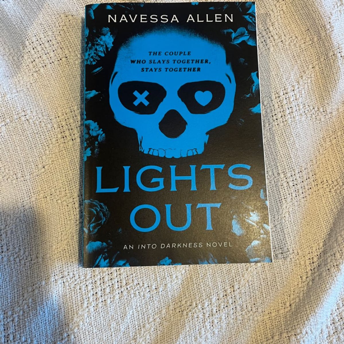 Lights Out by Navessa Allen, Paperback | Pangobooks