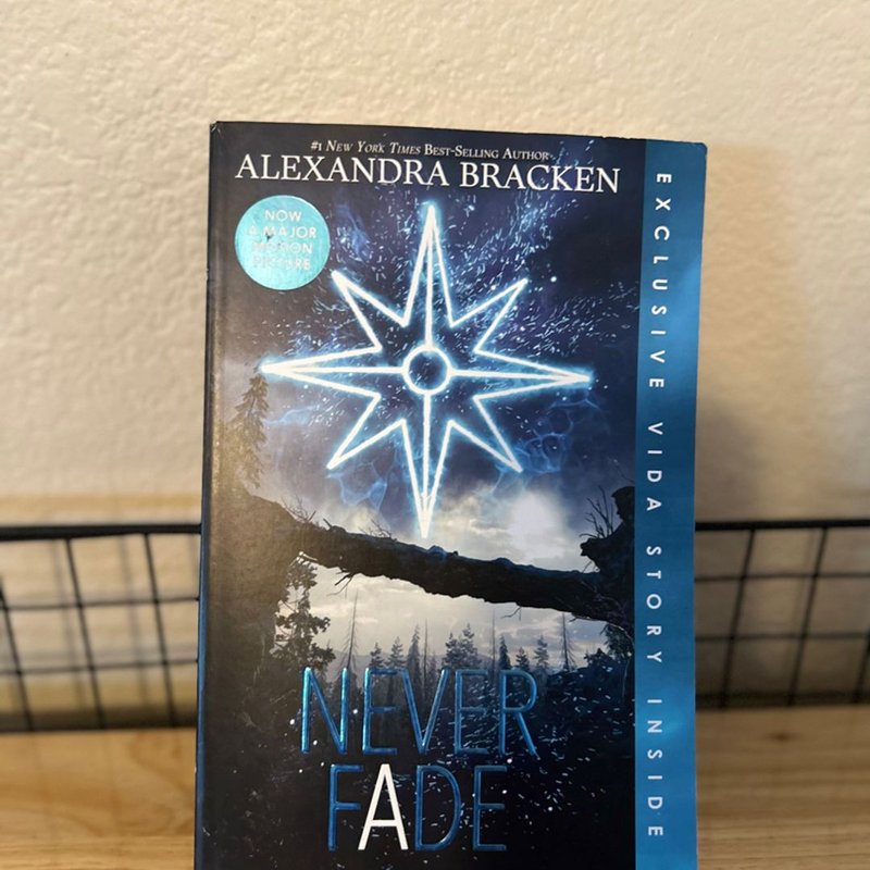 Never Fade by Alexandra Bracken , Paperback | Pangobooks