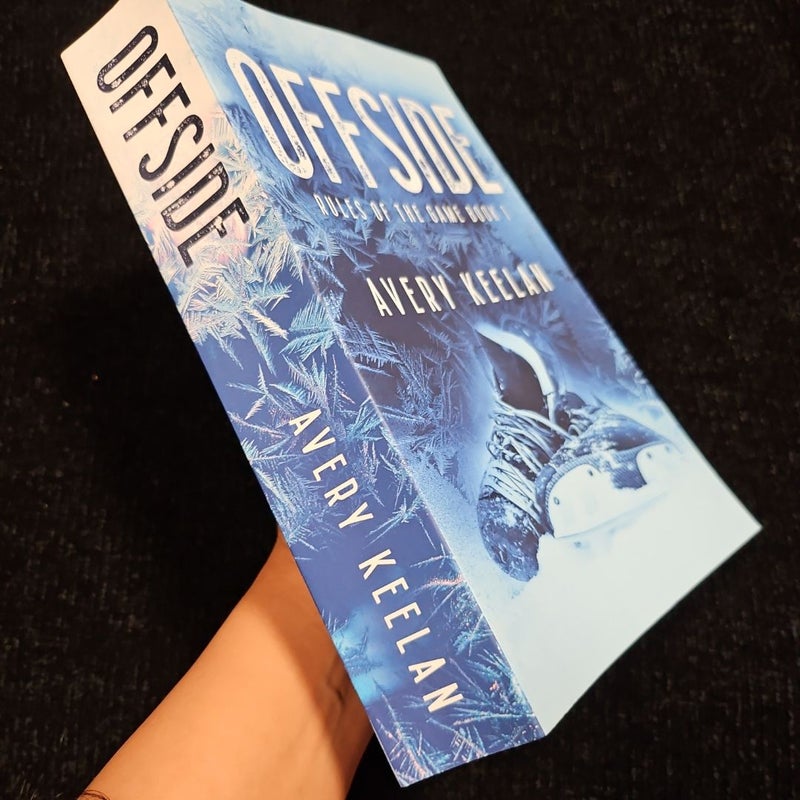 Offside OOP Cover by Avery Keelan , Paperback | Pangobooks