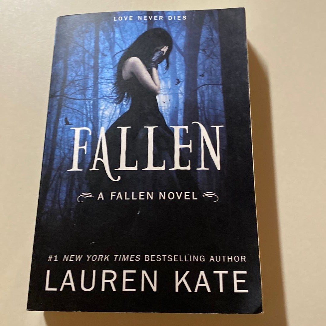 Fallen by Lauren Kate, Paperback | Pangobooks