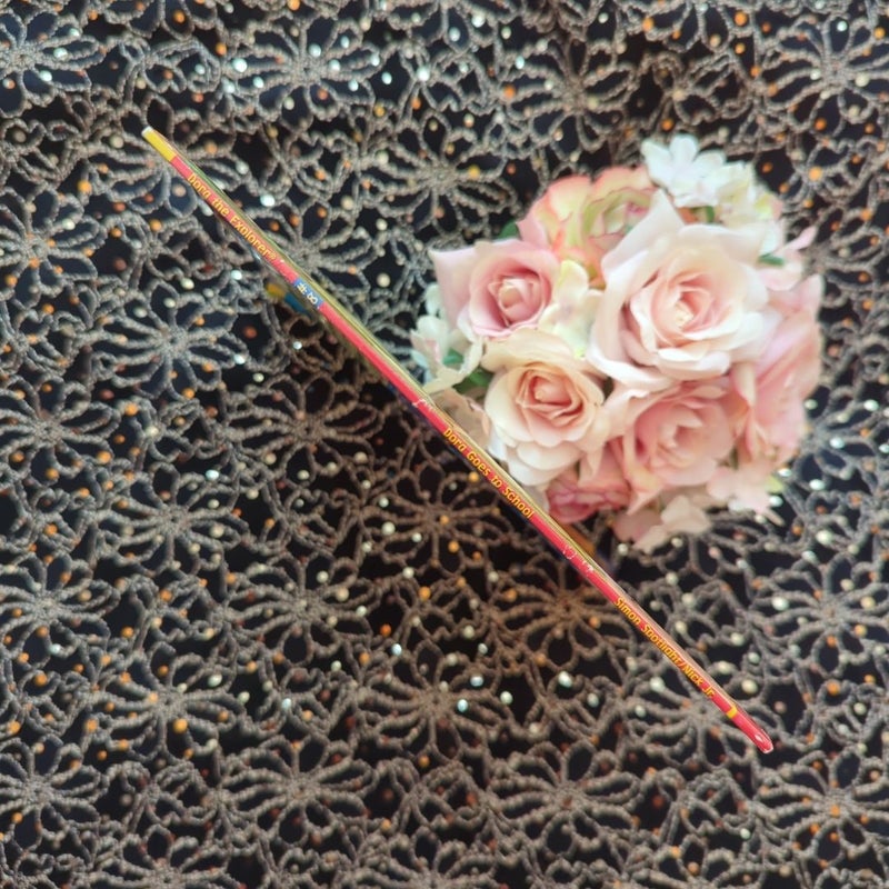 Dora Goes to School by Leslie Valdes, Paperback | Pangobooks