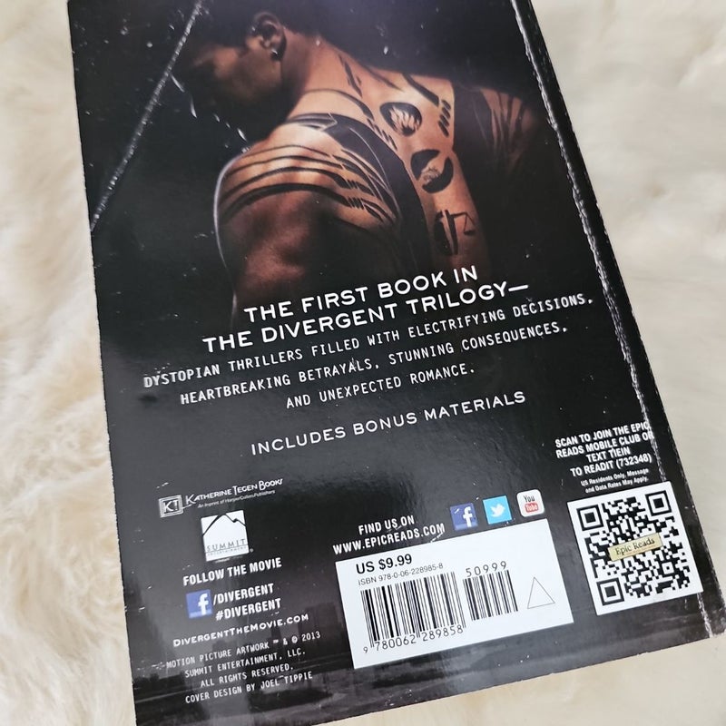 Divergent by Veronica Roth, Paperback | Pangobooks