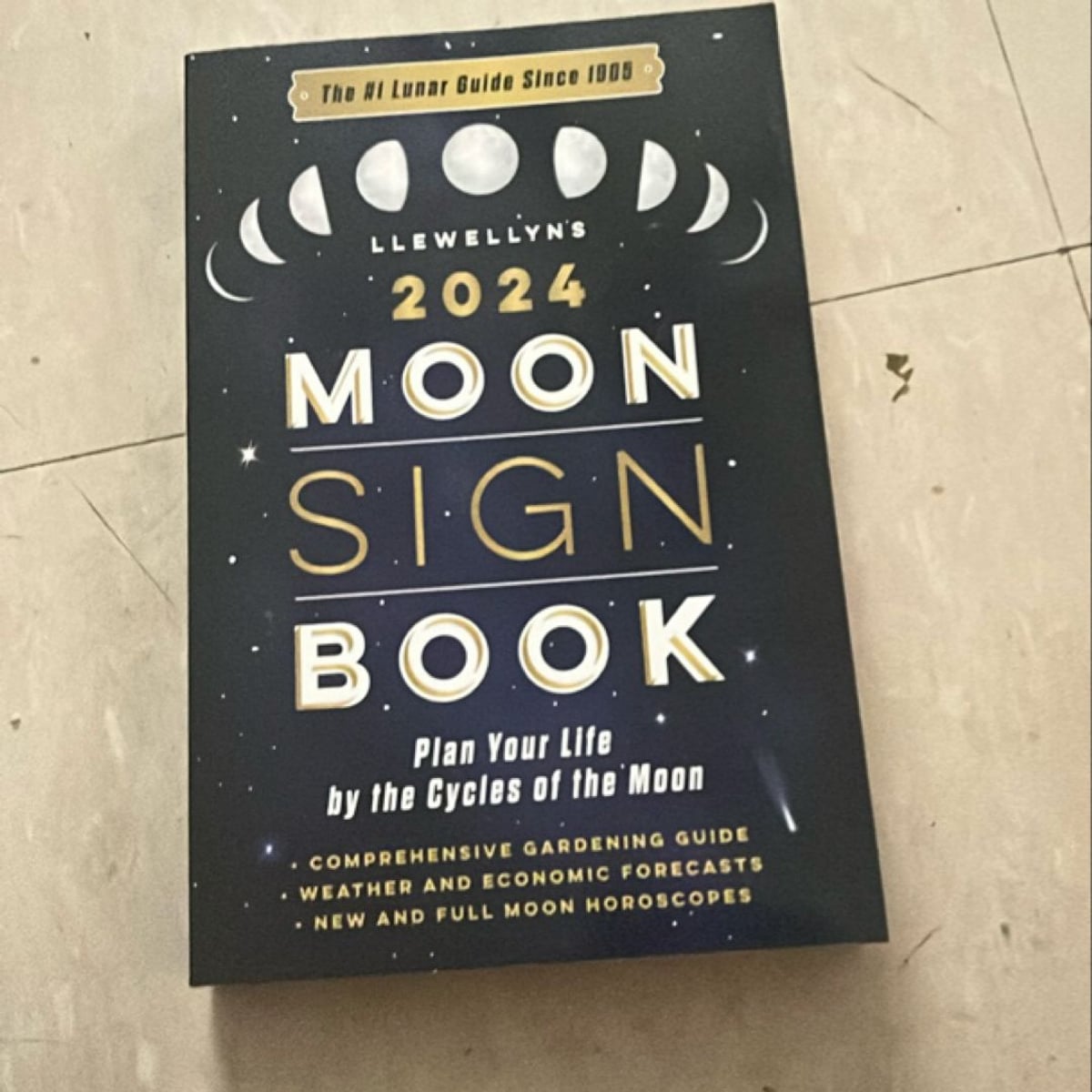 Llewellyn's 2024 Moon Sign Book by Llewellyn, Bernadette Evans, Lupa
