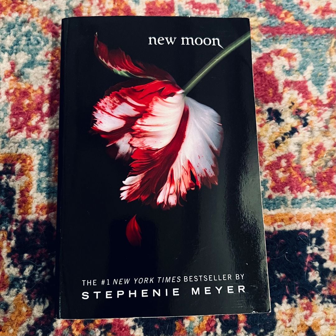 NEW MOON (TWILIGHT SAGA) [Paperback] - Paperback By Stephenie Meyer ...