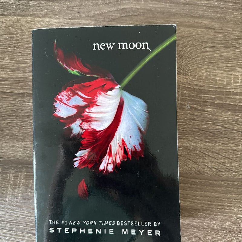 Twilight and New Moon by Stephenie Meyer, Paperback | Pangobooks