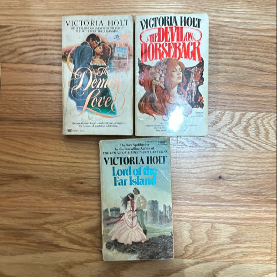 Lot of 3 Victoria Holt paperback books by Holt, Paperback | Pangobooks