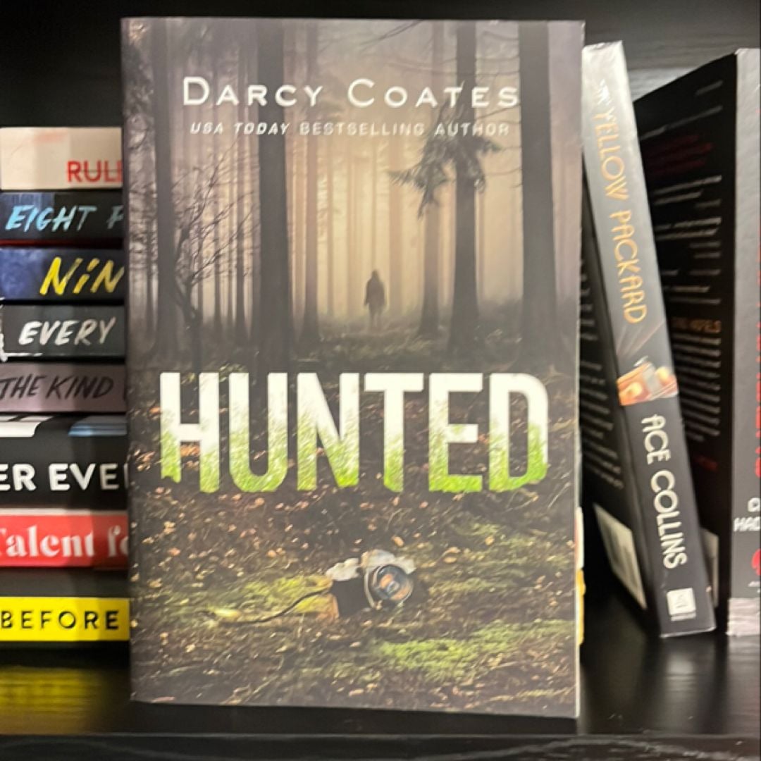 Hunted by Darcy Coates, Paperback | Pangobooks