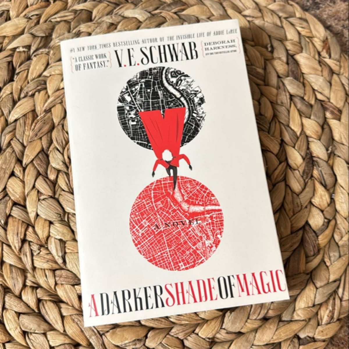 A Darker Shade of Magic by V. E. Schwab, Paperback | Pangobooks