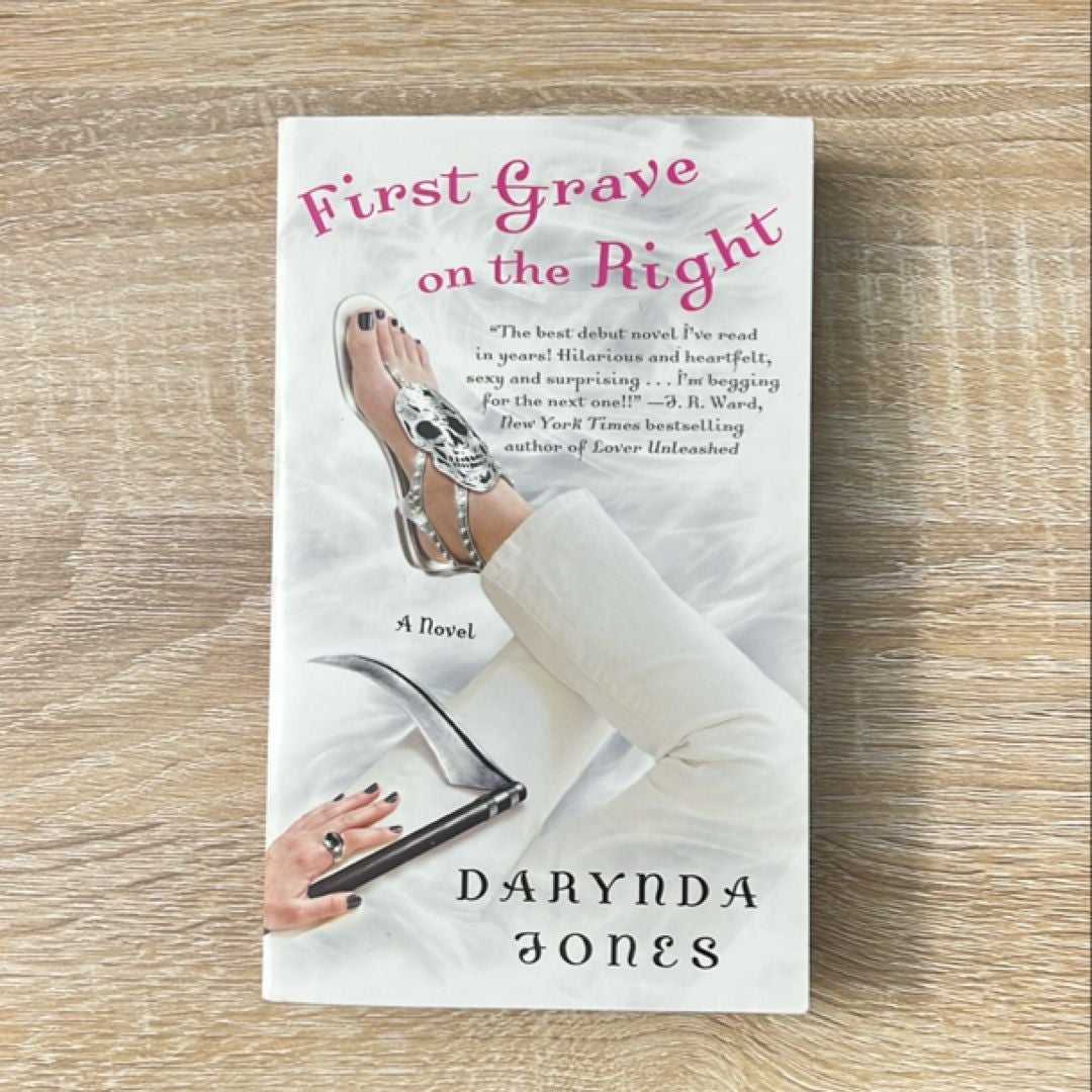 First Grave on the Right by Darynda Jones, Paperback | Pangobooks