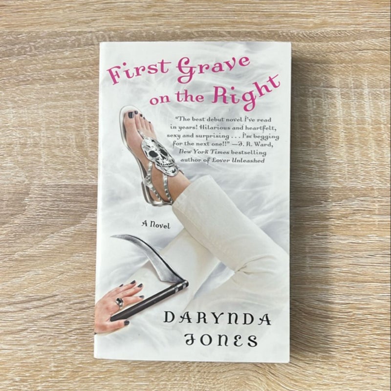 First Grave on the Right by Darynda Jones, Paperback | Pangobooks