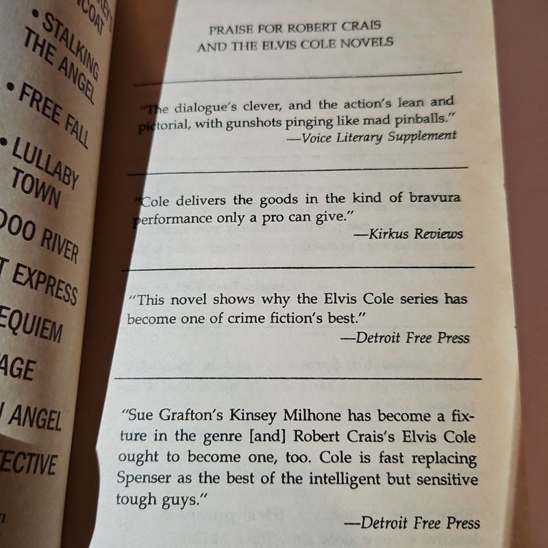 Lullaby Town by Robert Crais, Paperback | Pangobooks