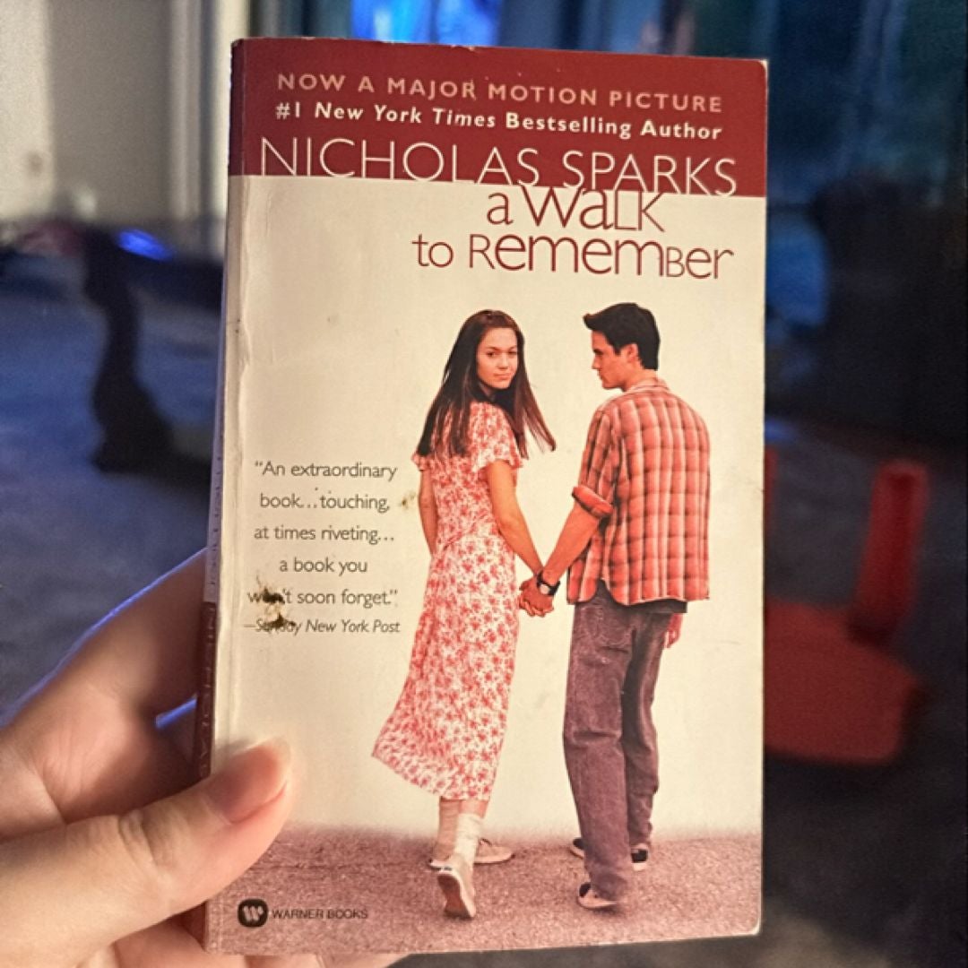 A Walk to Remember by Nicholas Sparks, Paperback | Pangobooks