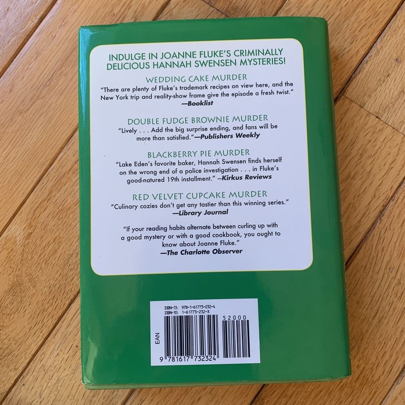 Christmas Cake Murder by Joanne Fluke, Hardcover | Pangobooks