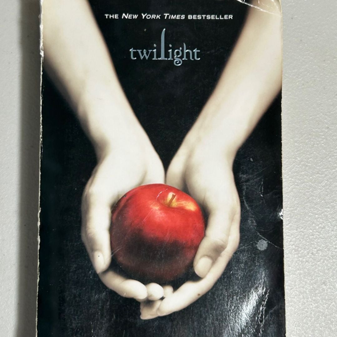 Twilight by Stephanie Meyer, Paperback | Pangobooks