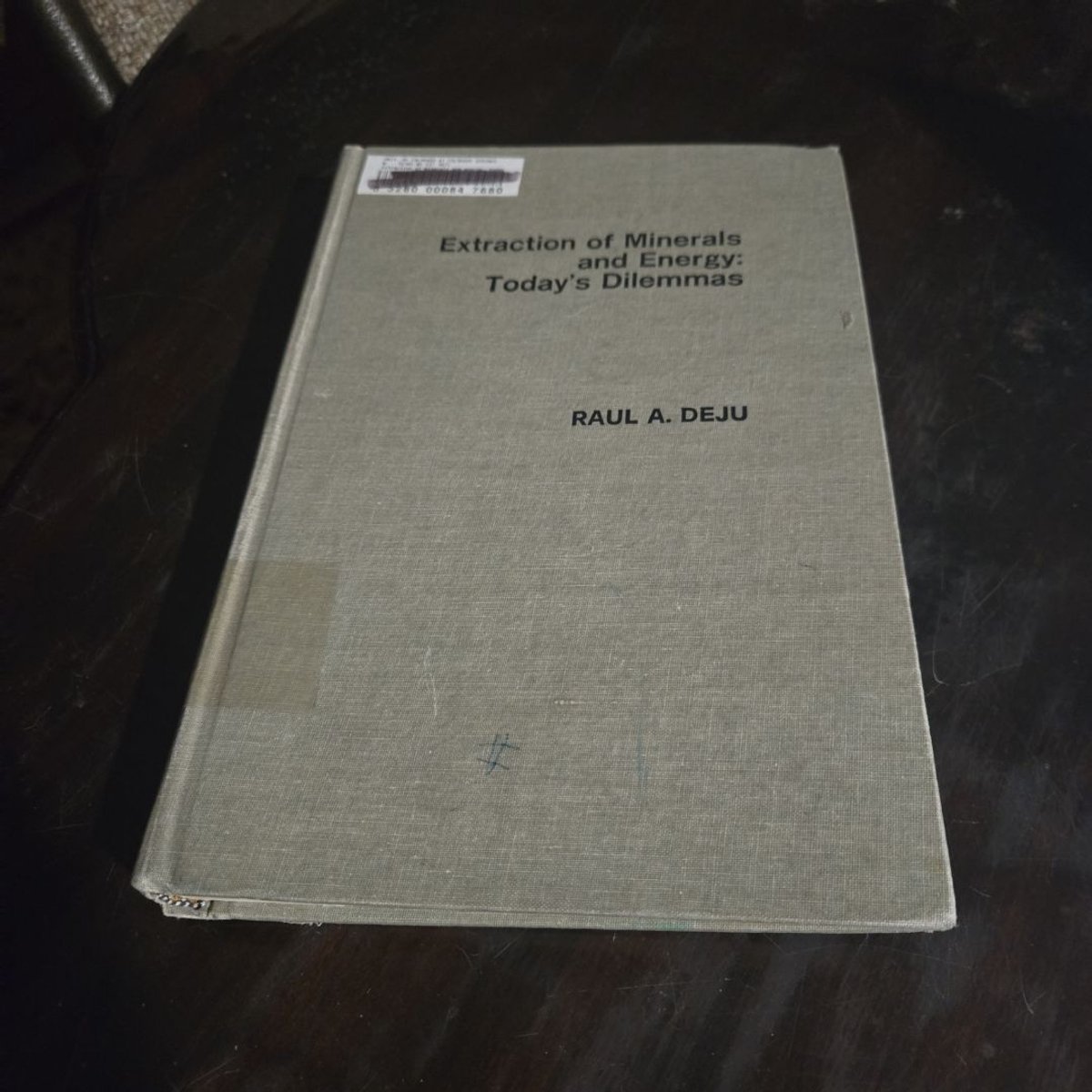 Extraction of Minerals and Energy: Today's Dilemmas by Raul A. Deju