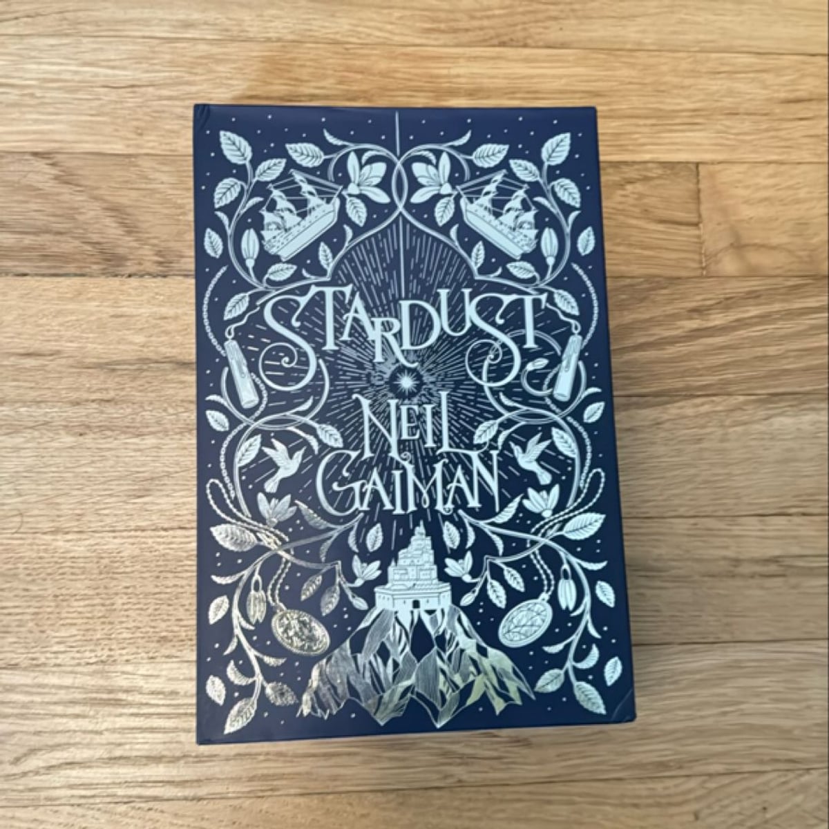 Stardust Litjoy Illustrated Edition by Neil Gaiman, Hardcover | Pangobooks