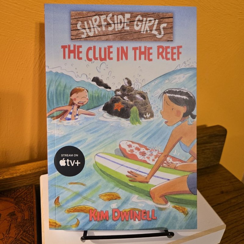 Surfside Girls: the Clue in the Reef by Kim Dwinell