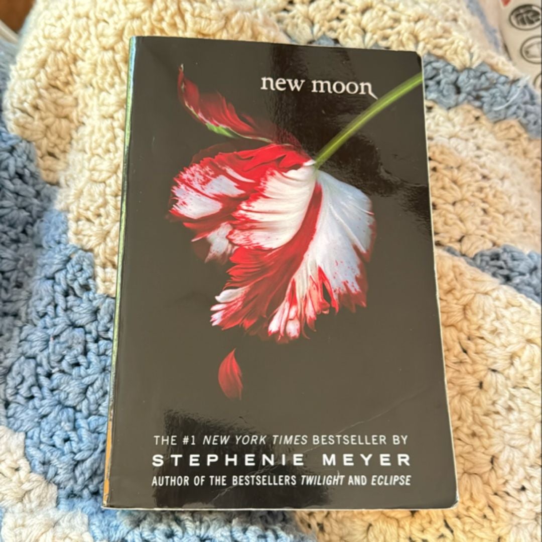 New Moon by Stephenie Meyer, Paperback | Pangobooks