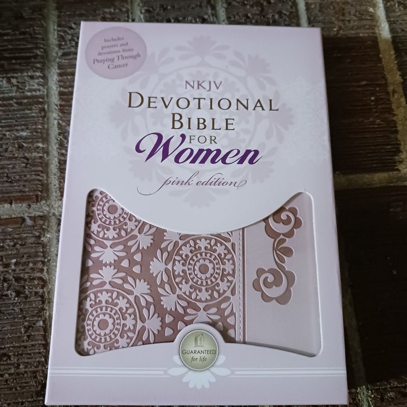 Women's Devotional Bible Pink Edition by Women of Faith Staff, Paperback | Pangobooks
