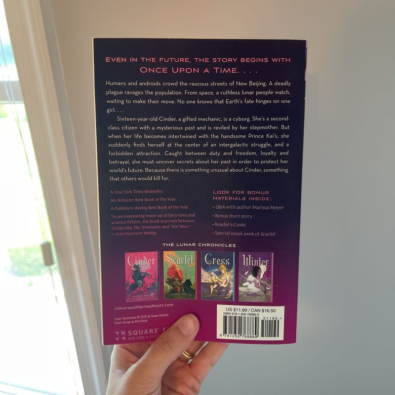 Cinder by Marissa Meyer, Paperback | Pangobooks