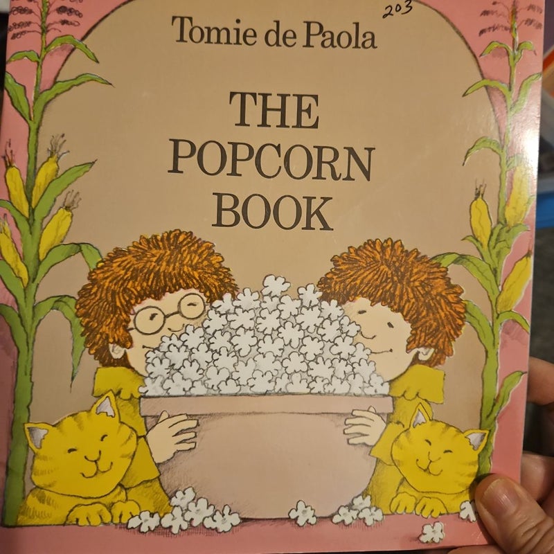 The popcorn book. by Tomie de Paola, Paperback | Pangobooks