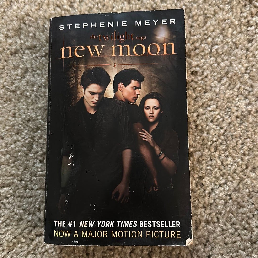 New Moon by Stephenie Meyer, Paperback | Pangobooks