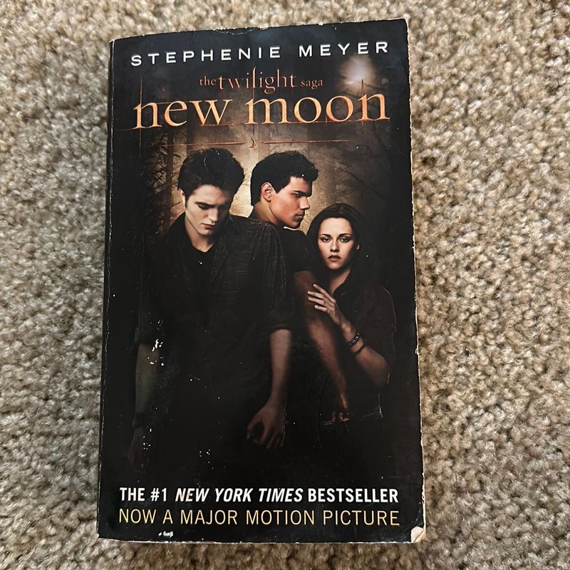 New Moon by Stephenie Meyer, Paperback | Pangobooks