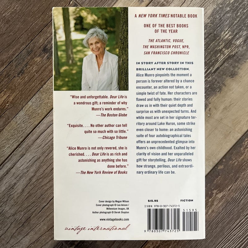 Dear Life by Alice Munro, Paperback | Pangobooks