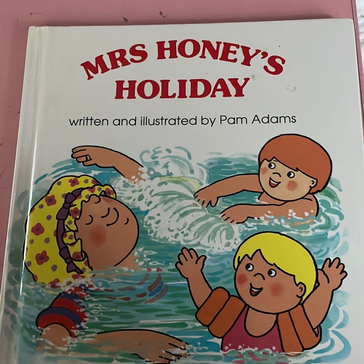 Mrs Honey ‘s Holiday by Pam Adams, Hardcover | Pangobooks