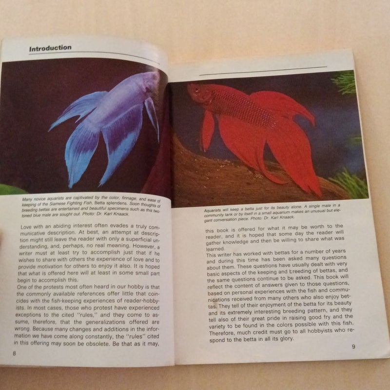 Bettas A Complete Introduction by Walt Maurus, Paperback | Pangobooks