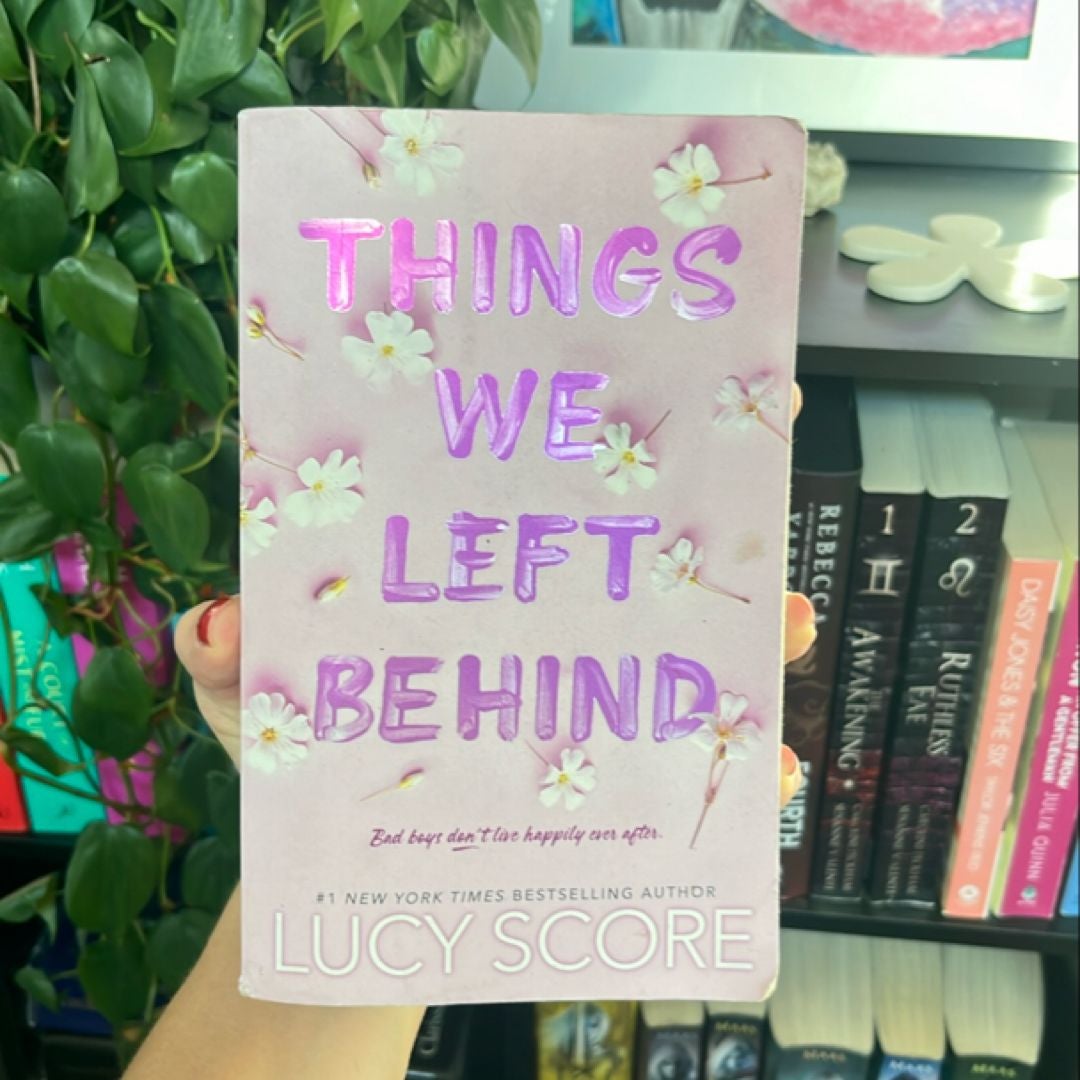 THINGS WE LEFT BEHIND by LUCY SCORE, Paperback | Pangobooks