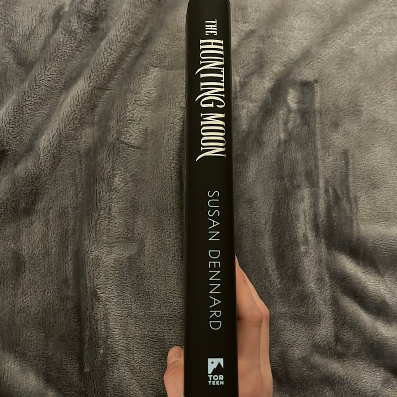 The Hunting Moon by Susan Dennard, Hardcover | Pangobooks