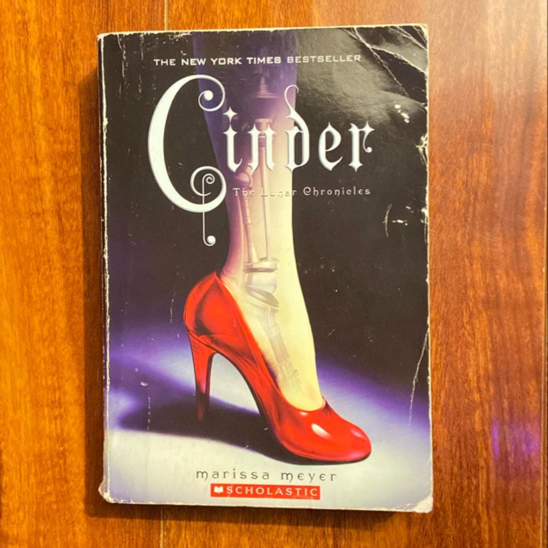 Cinder by Marissa Meyer, Paperback | Pangobooks