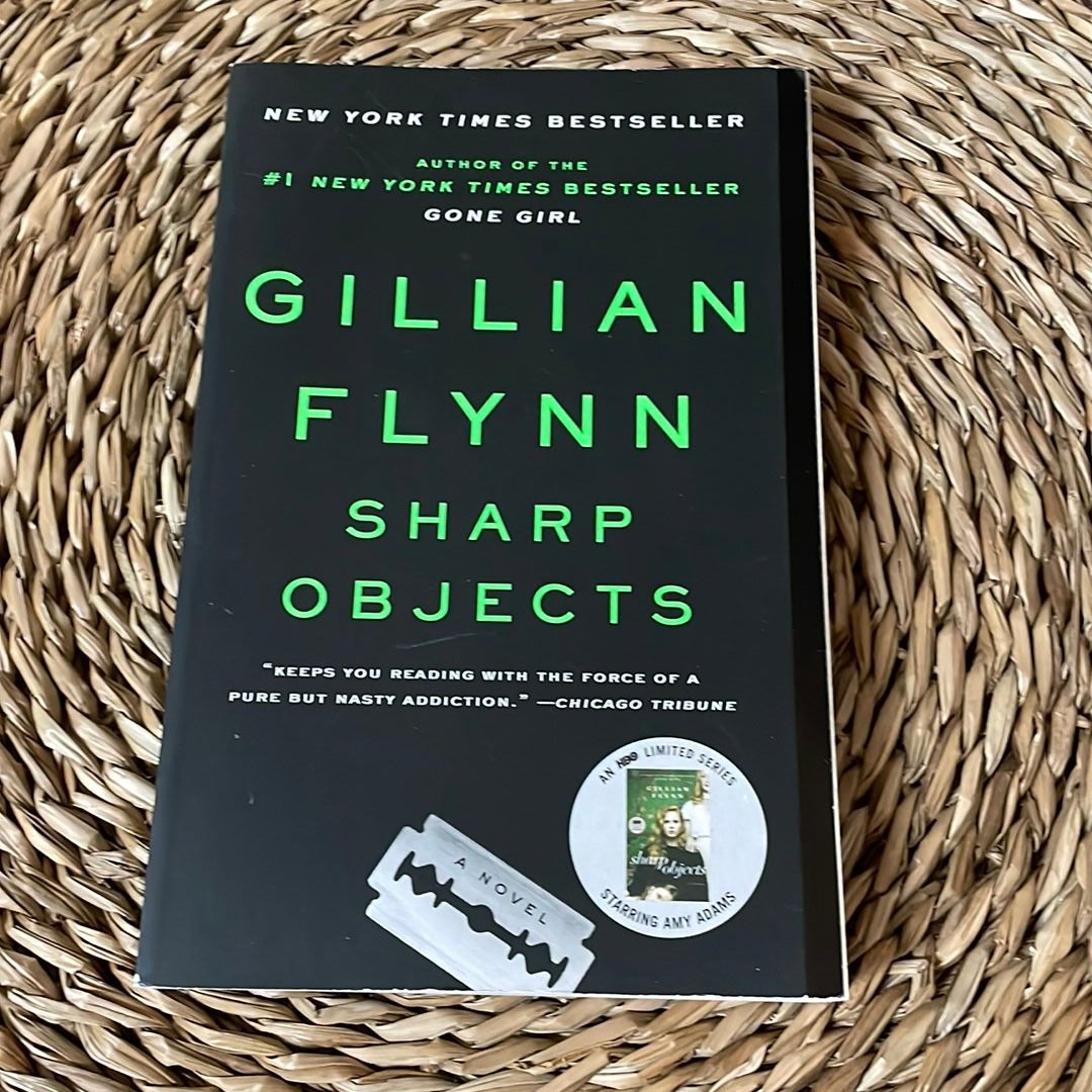 Sharp Objects by Gillian Flynn, Paperback | Pangobooks