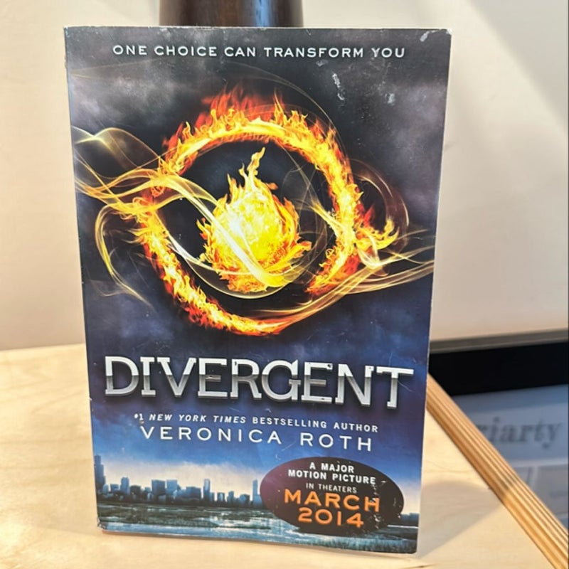 Divergent by Veronica Roth, Paperback | Pangobooks