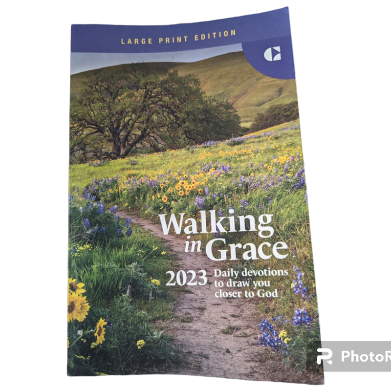Walking in Grace by Guideposts, Paperback | Pangobooks