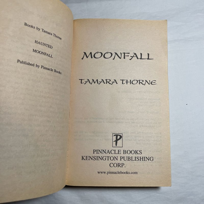 Moonfall by Tamara Thorne, Paperback | Pangobooks