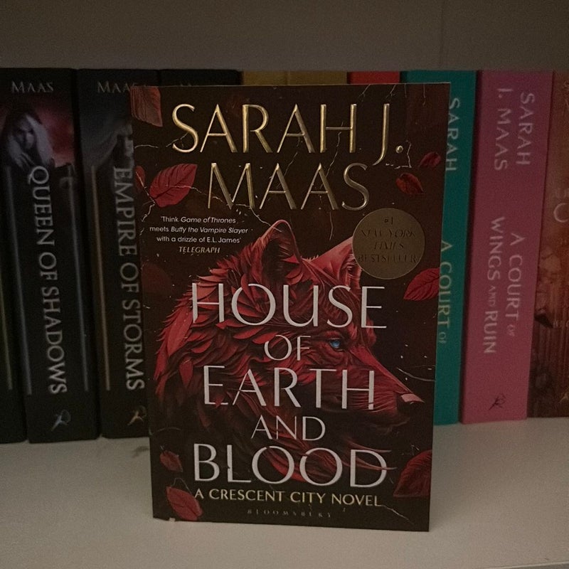 House of Earth and Blood by Sarah J. Maas, Paperback | Pangobooks