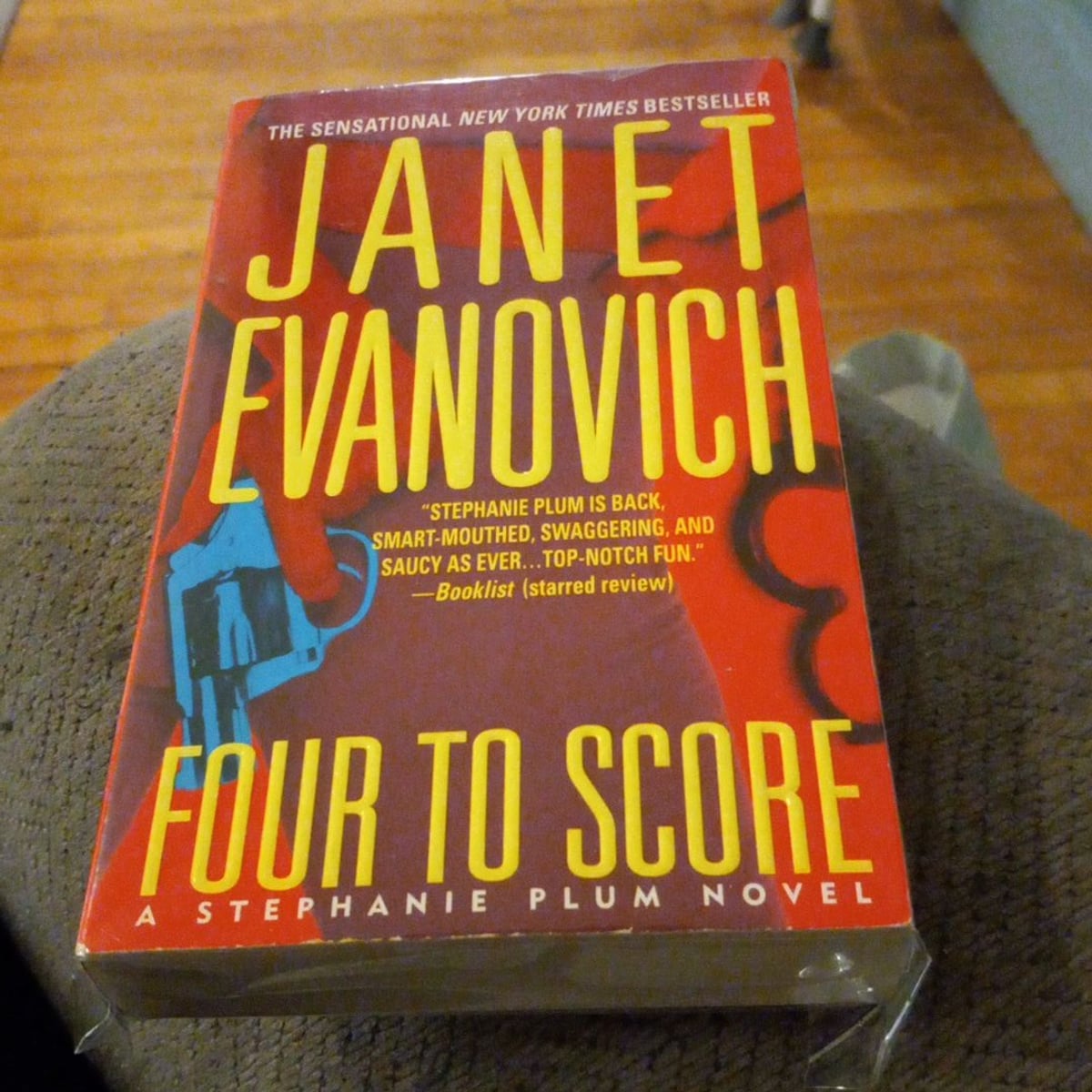 Four to Score by Janet Evanovich, Paperback | Pangobooks