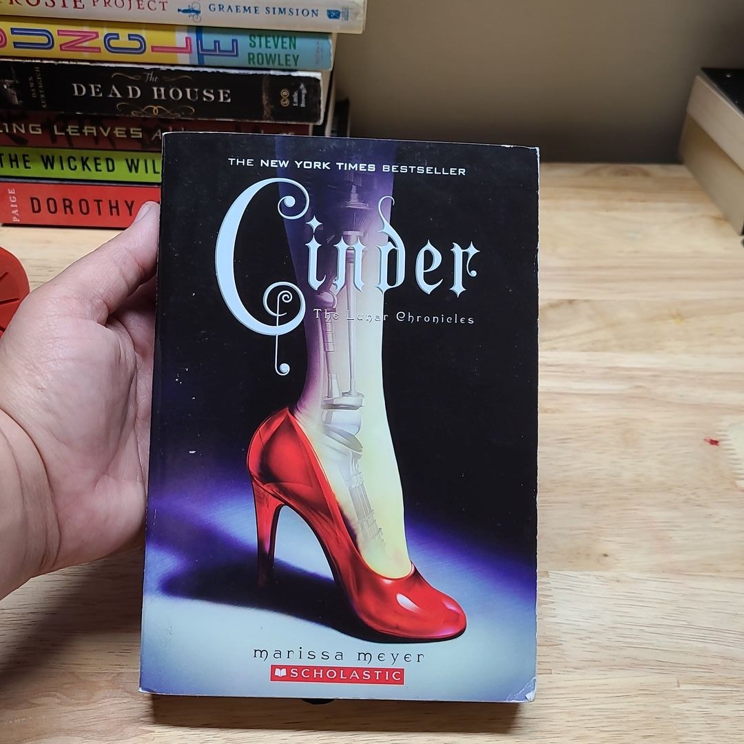 Cinder by Marissa Meyer, Paperback | Pangobooks