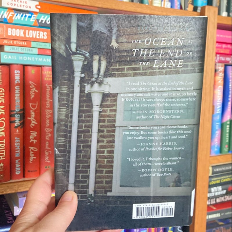 The Ocean at the End of the Lane by Neil Gaiman, Hardcover | Pangobooks