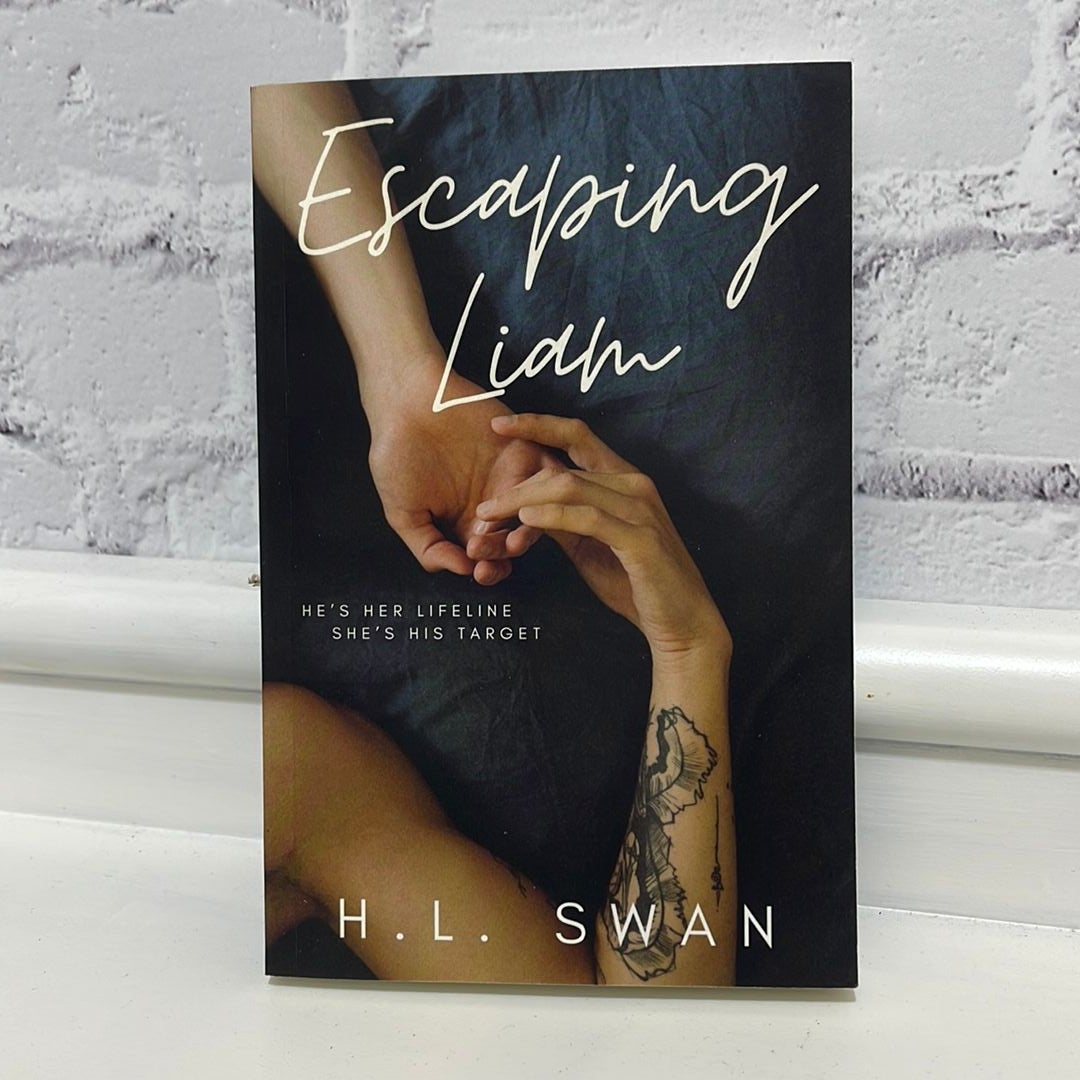 Escaping Liam by H. L. Swan, Paperback | Pangobooks