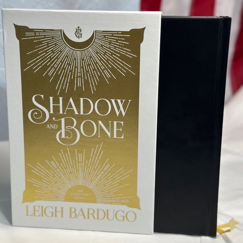 Shadow and bone collectors edition by Leigh Bardugo, Hardcover | Pangobooks