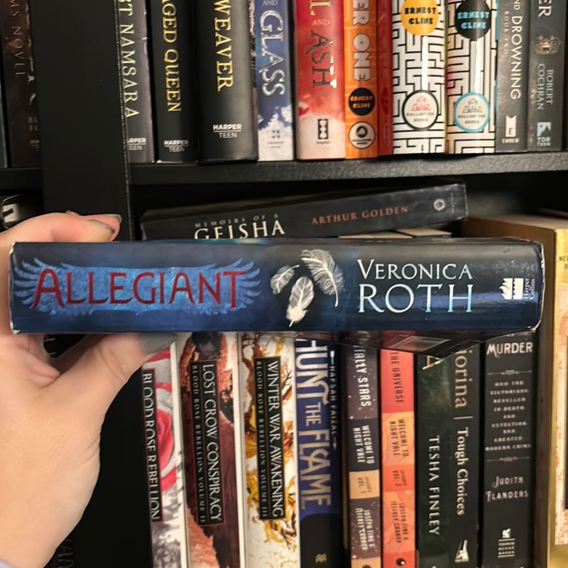 Allegiant by Veronica Roth, Paperback | Pangobooks