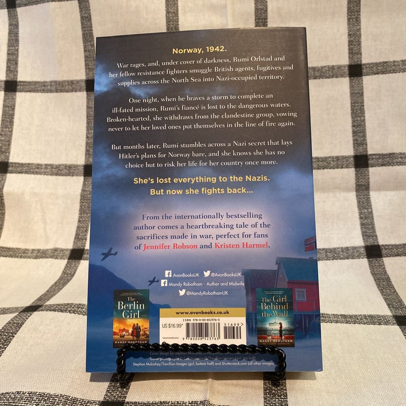 The Resistance Girl by Mandy Robotham, Paperback | Pangobooks