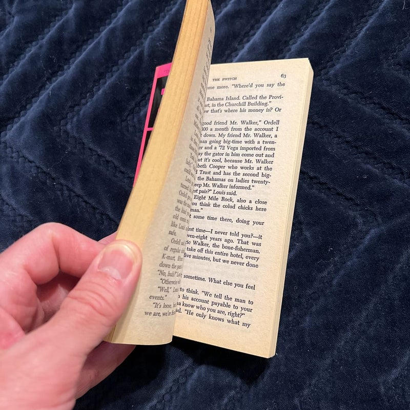 The Switch by Elmore Leonard , Paperback | Pangobooks