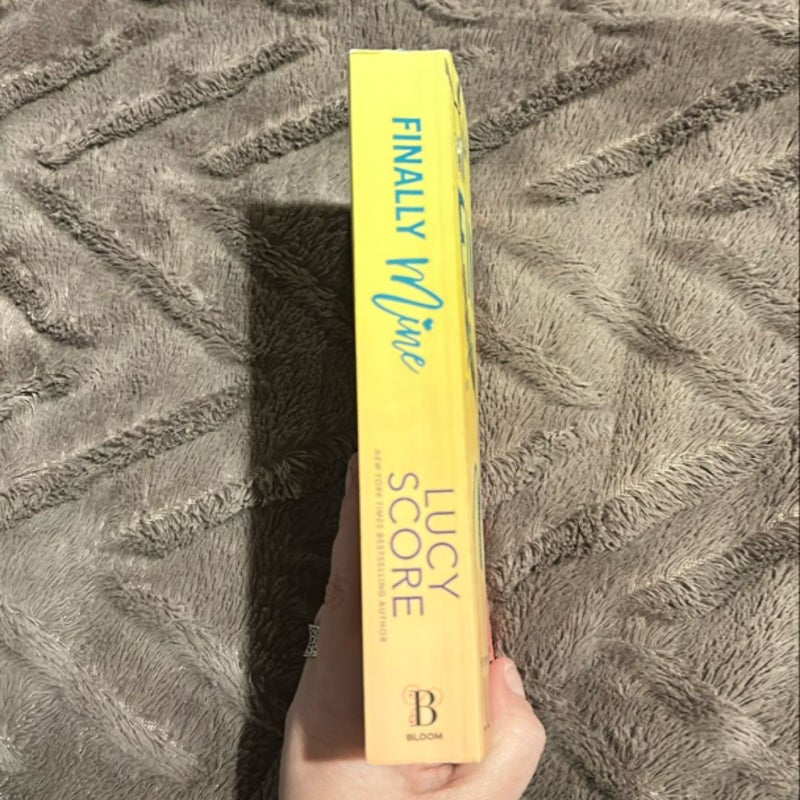 Finally Mine by Lucy Score, Paperback | Pangobooks